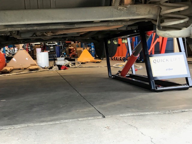 Quick Lift Portable Vehicle Hoist 2500 kg - DTM Trading